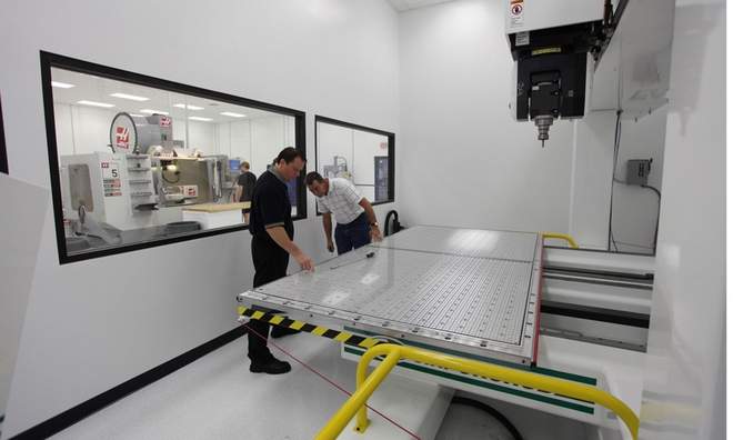 USF1、チーム施設写真公開とケン・アンダーソンへのQ&A : F1通信